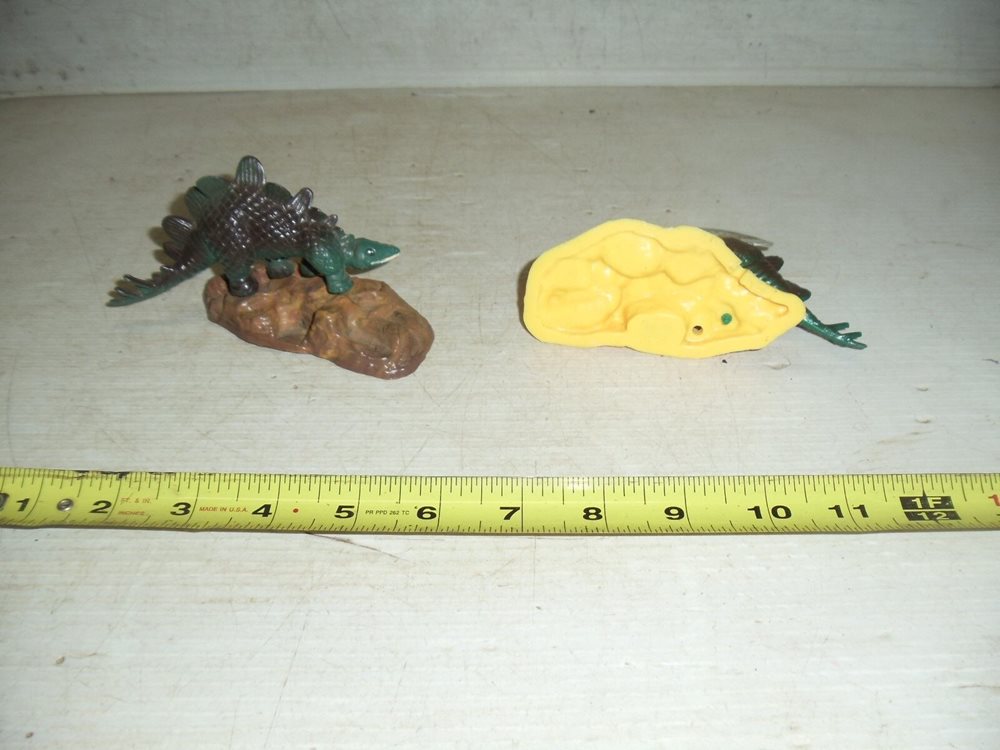 2 Old Vintage Penn Plax Jurassic Park Deco Saurs Action