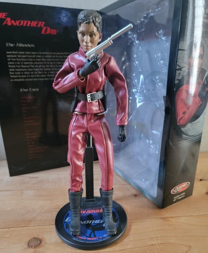 SideShow Collctibles 007 Jinx Halle Berry 1/6 Scale Act